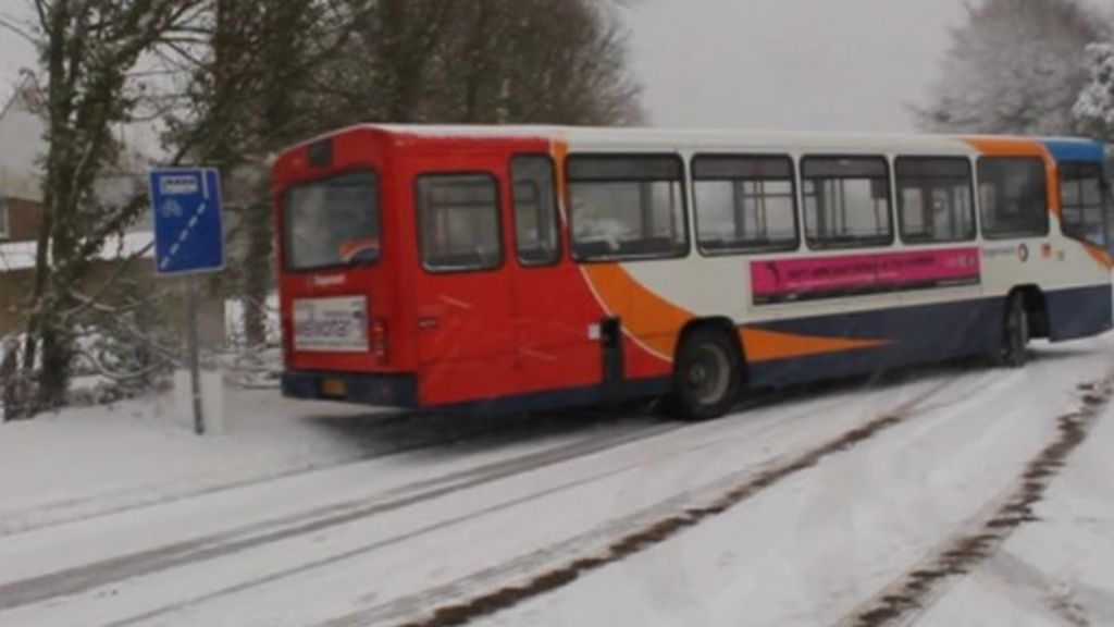 Skidding bus struggles in Winchester snow - BBC News