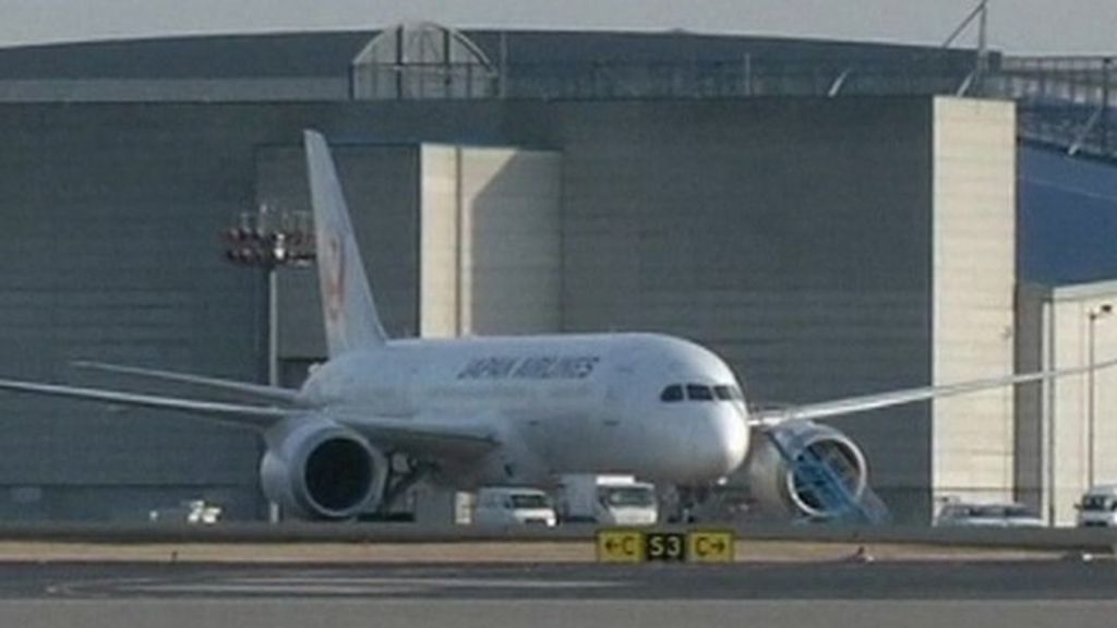 Boeing halts Dreamliner deliveries - BBC News