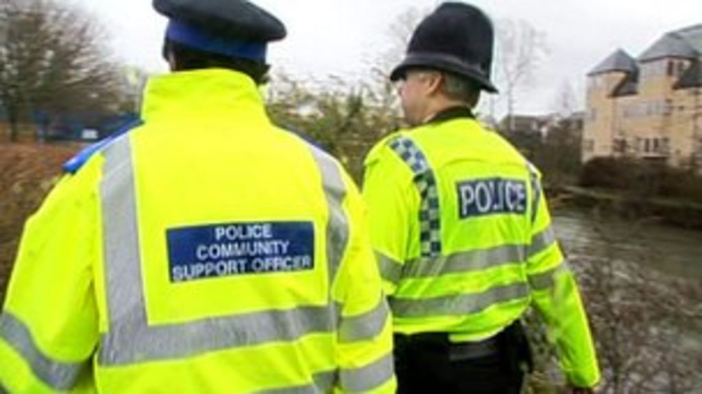 Thames Valley Police allows woolly hats for officers - BBC News