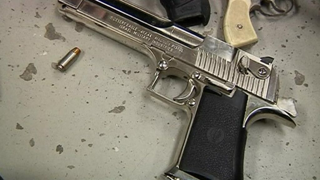 Illegal weapons reborn as jewellery in US - BBC News