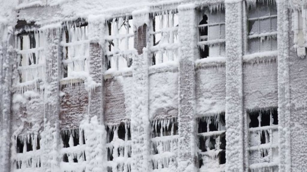Chicago warehouse encased in ice after fire - BBC News