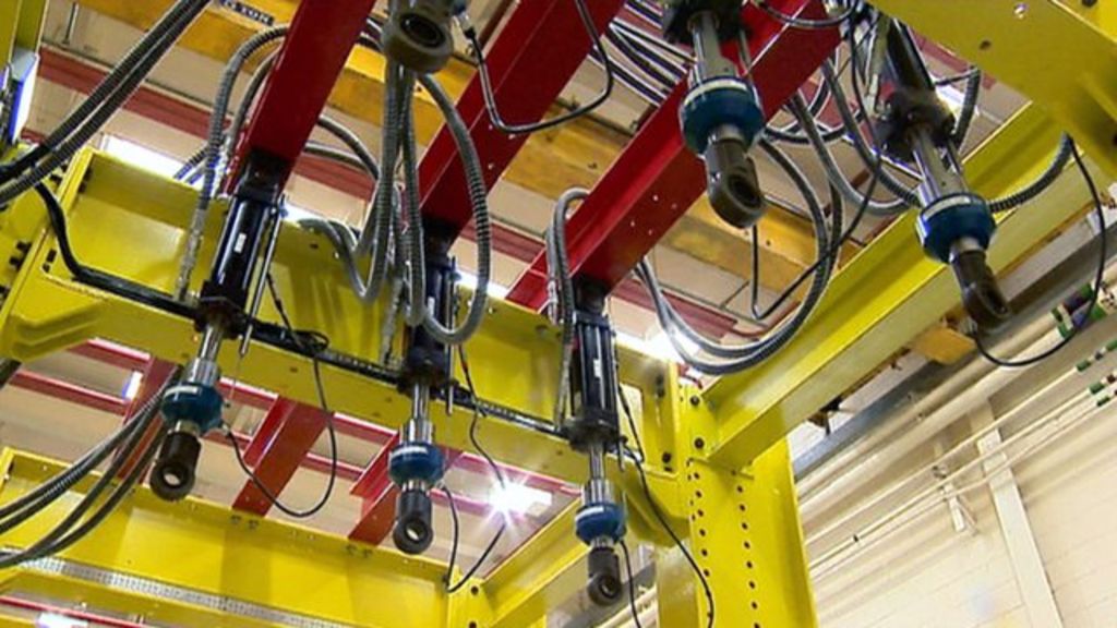 Building the UK's largest high speed railway track bed - BBC News