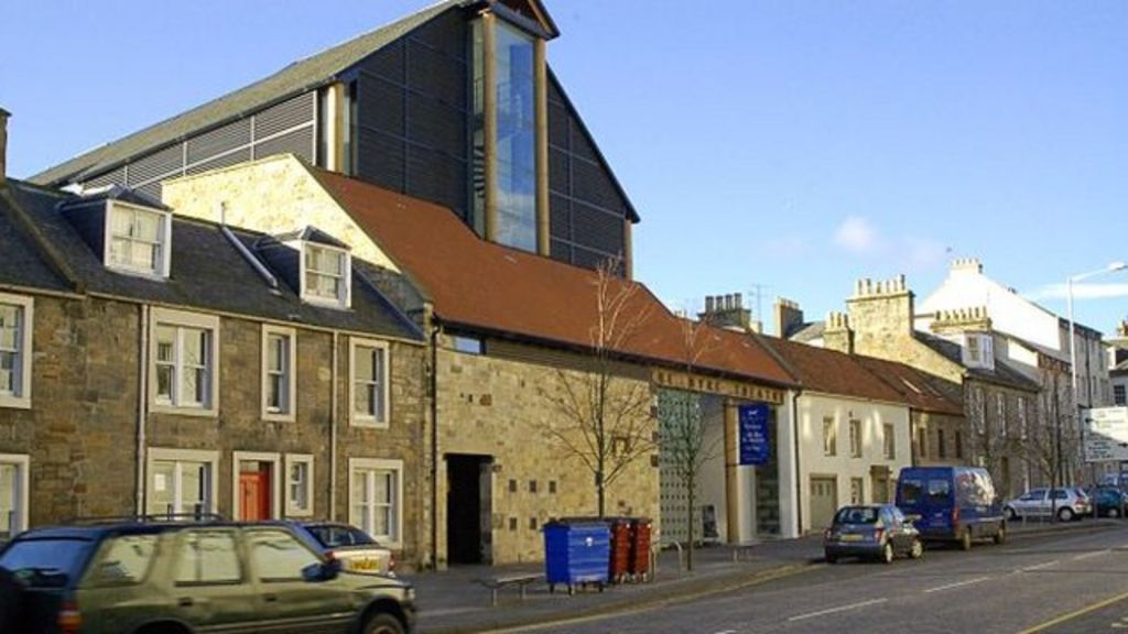 Byre Theatre in St Andrews to go into liquidation - BBC News