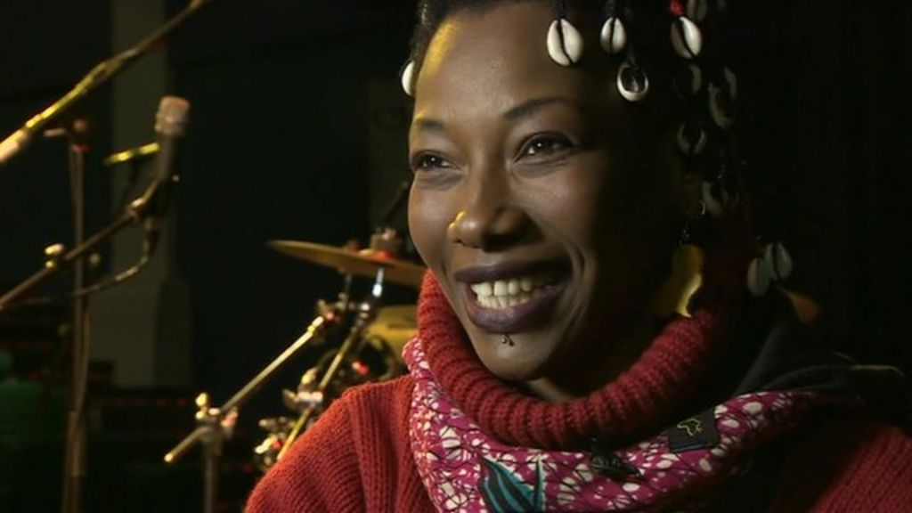 Malian musicians singing for peace and unity - BBC News