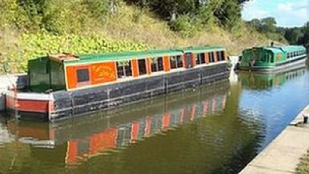 Wey & Arun Canal restoration moves to next lock - BBC News
