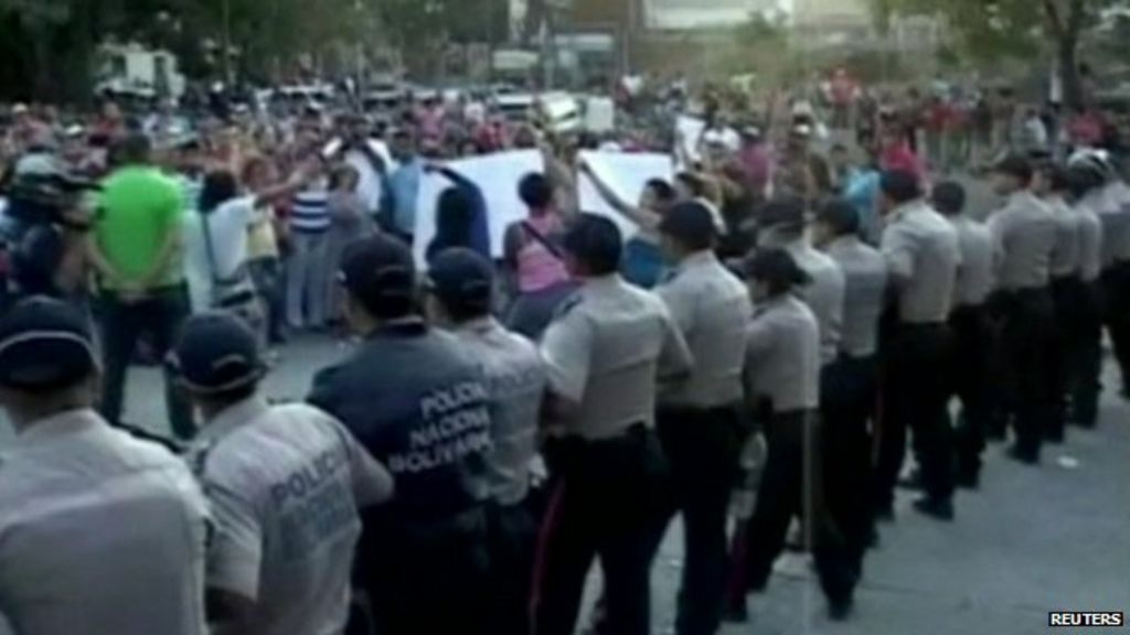 Deadly prison riot in Venezuela - BBC News