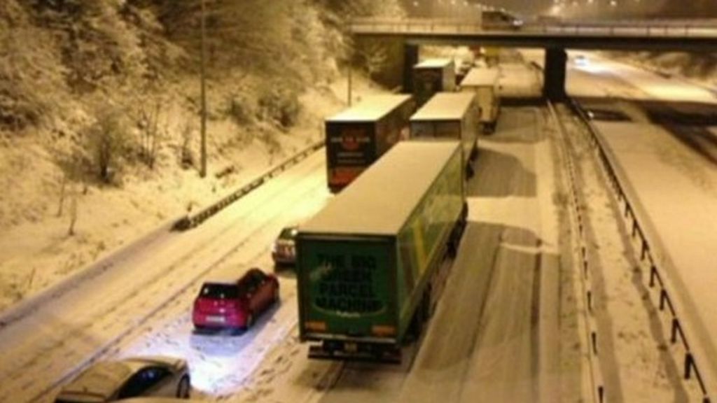 Snow closes the M6 motorway near Wigan - BBC News