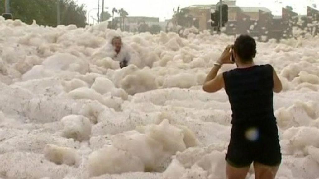 Australia weather: Cyclone leaves Mooloolaba covered in foam - BBC News