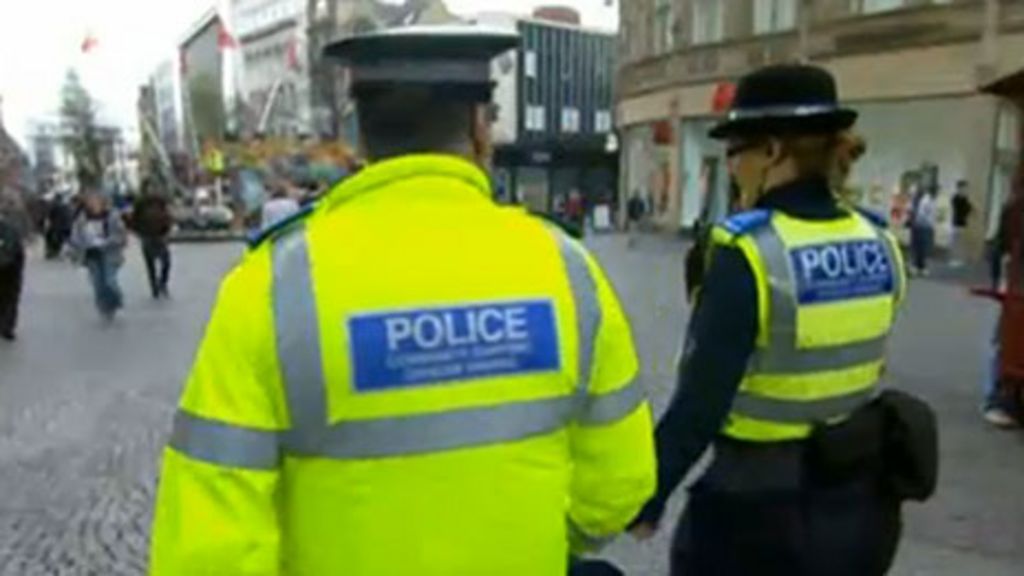 Avon and Somerset PCSOs given power to detain - BBC News