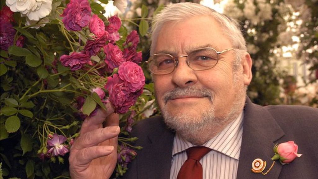 Peter Beales: RHS Chelsea gold-winning rose grower dies - BBC News