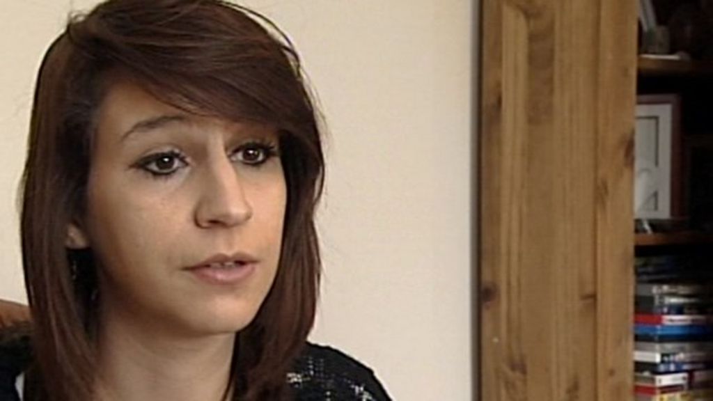 Beauty finalist Elizabeth Flint is cyber-bullying victim - BBC News