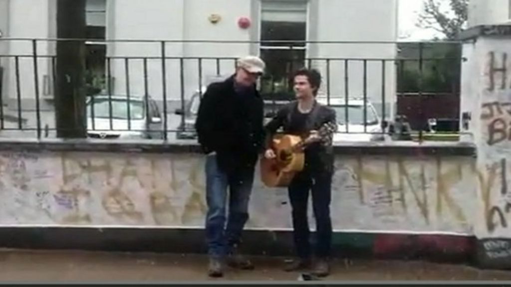 Chris Evans busking on Abbey Road with Kelly Jones - BBC News
