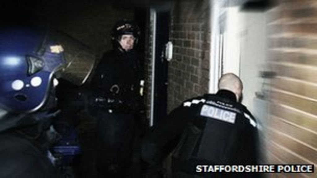 Burton-on-Trent targeted in police drug raids - BBC News