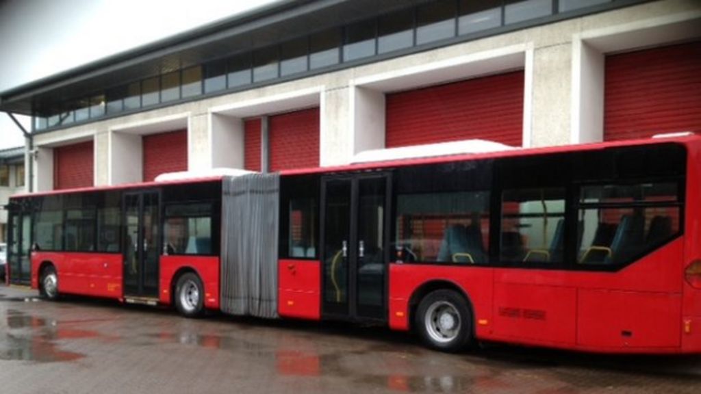 Bendy buses begin month-long trial on Manx roads - BBC News