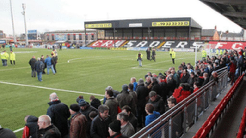 Crusaders FC in plea over flag protest - BBC News