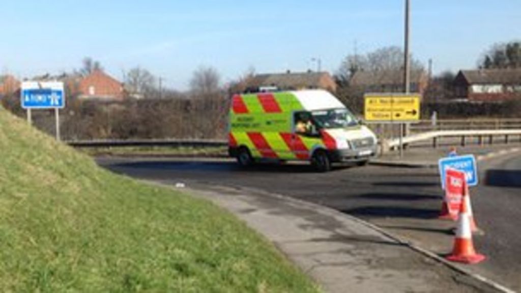 A1(M) crash: Man arrested as lorry driver dies - BBC News