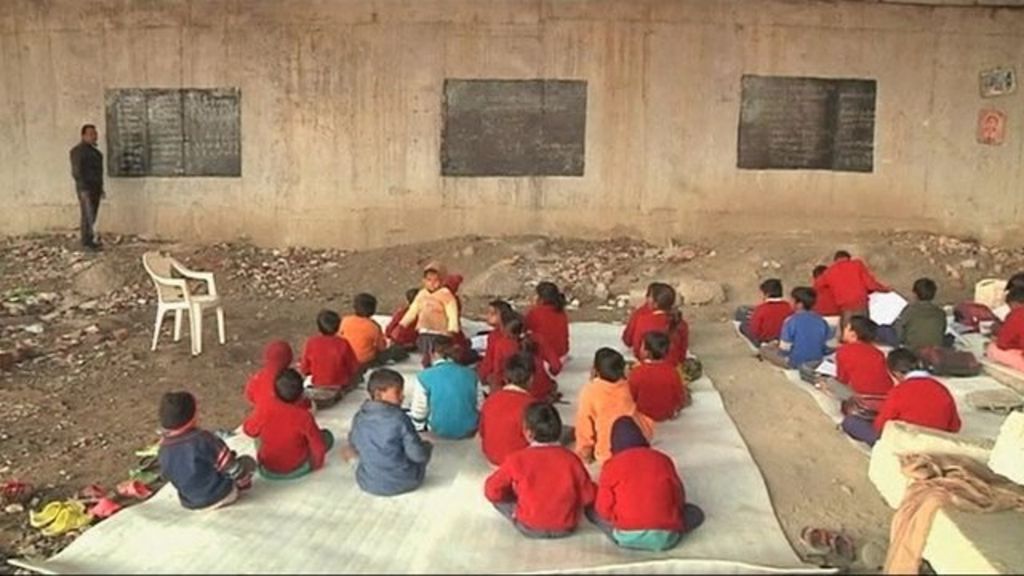 The makeshift school helping India's poorest children - BBC News