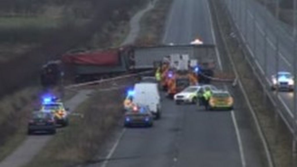 Fatal A46 crash: Man killed in two-lorry Lincoln crash - BBC News