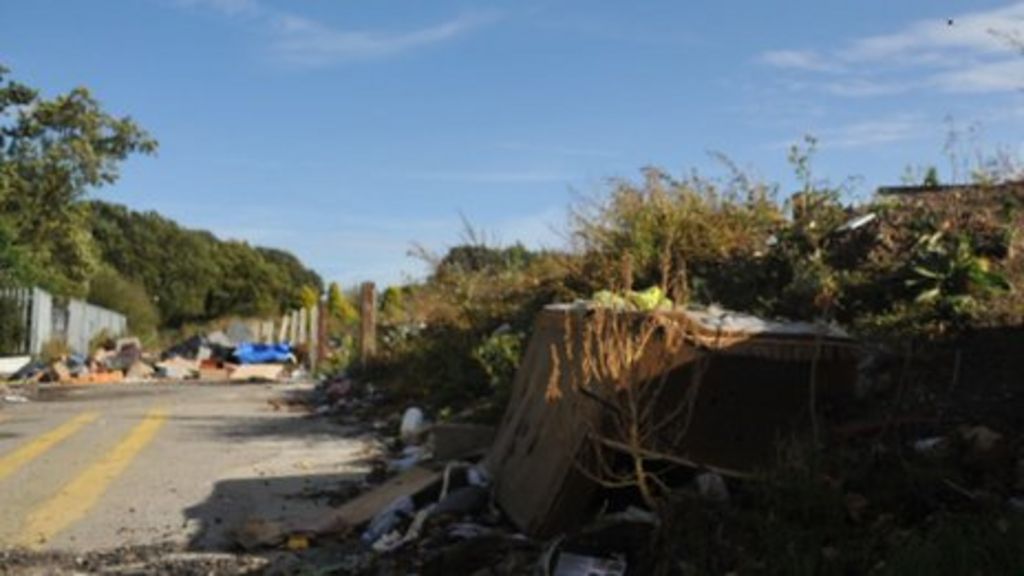 Dale Farm: Basildon Council starts asbestos clean-up - BBC News