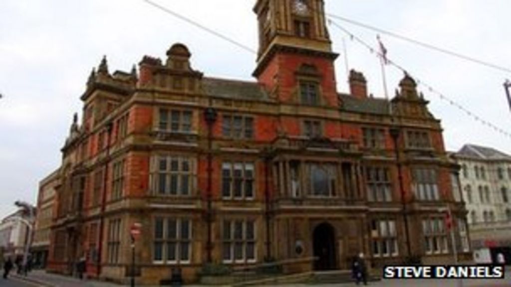 Blackpool Council cuts 700 jobs and services - BBC News
