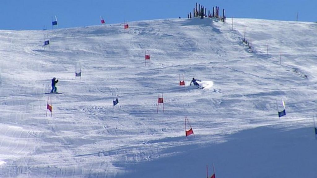 Top skiers test pace on Cairngorm slalom course - BBC News
