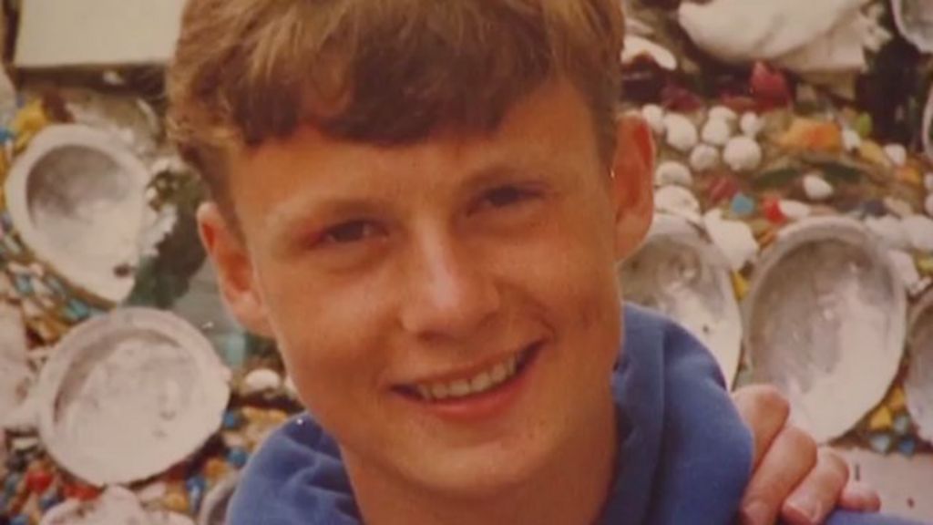 'Suspects' in probe for missing teen Lee Boxell - BBC News
