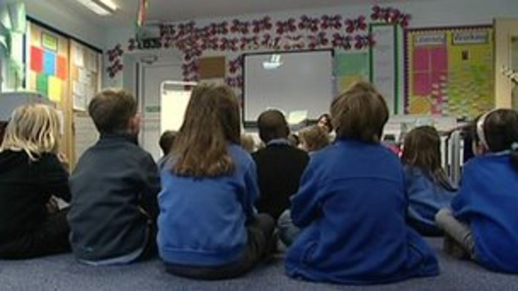 Poor pupils who switch school mid-year 'at disadvantage' - BBC News