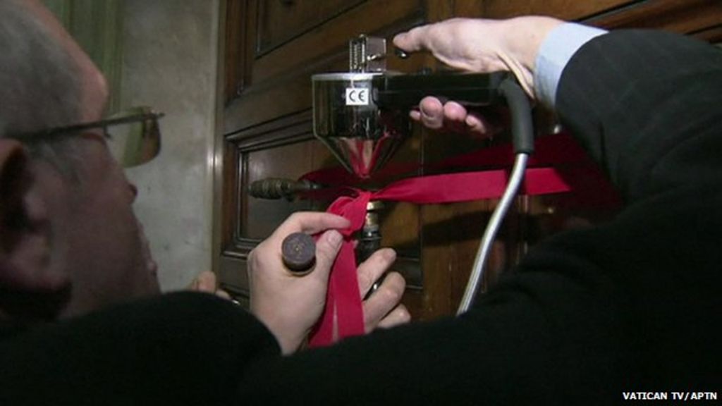 How the Pope's apartment was sealed - BBC News