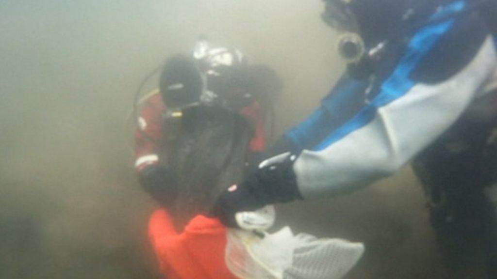 Huge underwater litter pick - BBC Newsround