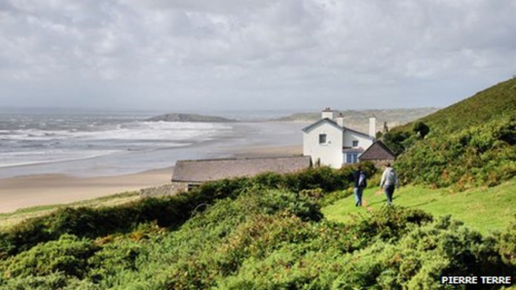 Rhossili Bay holiday cottage evacuated after grass fire - BBC News