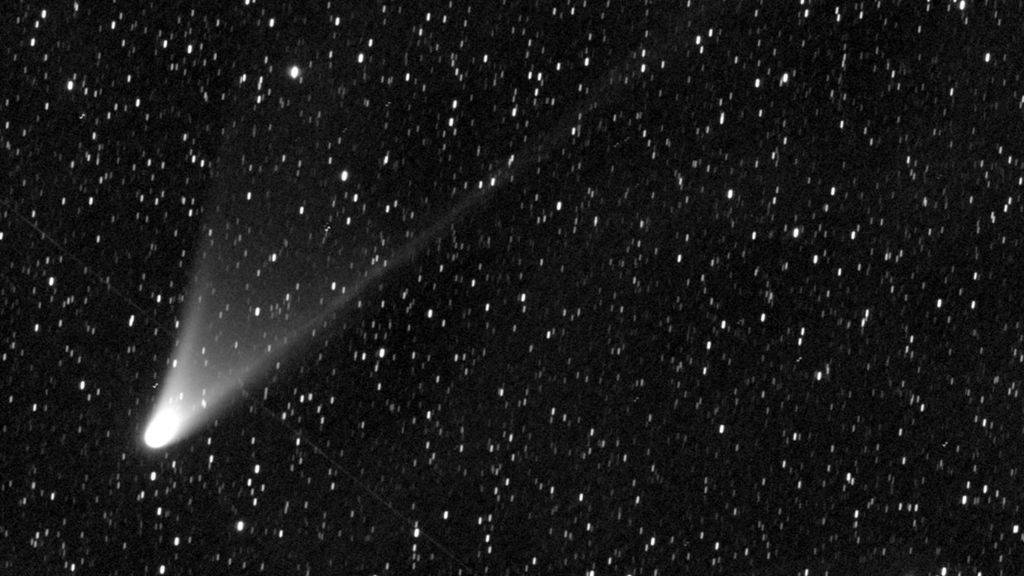 Bright comet 'lighting sky' as it flies by Earth - BBC News