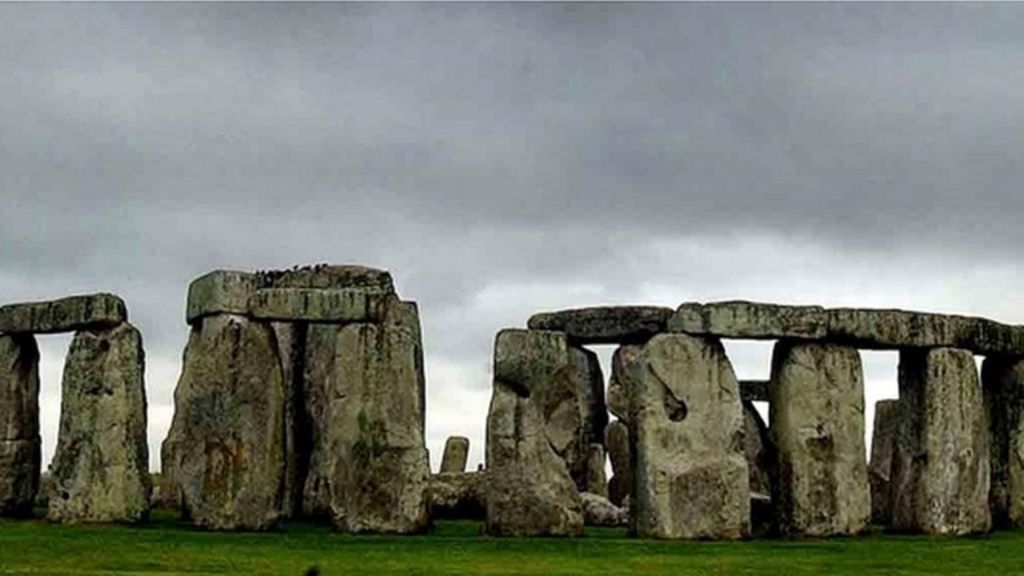 Stonehenge builders travelled from far, say researchers - BBC News