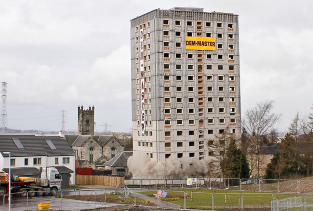 Last tower block demolished in Kincardine - BBC News