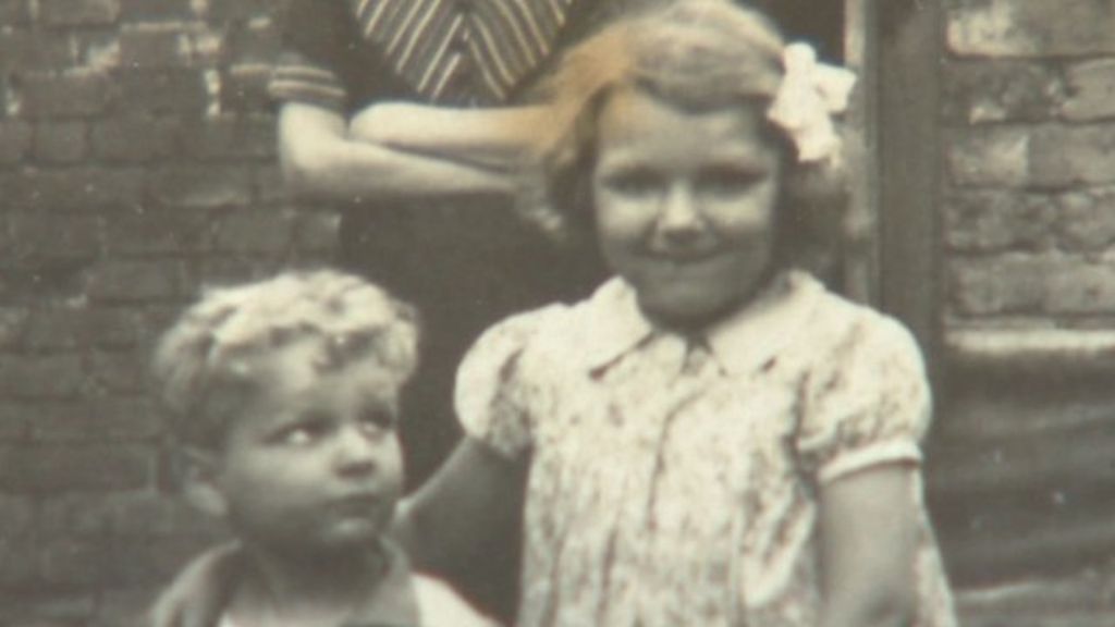 Siblings reunited after 75 years - BBC News