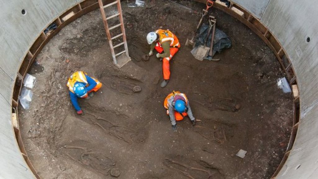 Footage shows 'Black Death' pit unearthed by Crossrail - BBC News