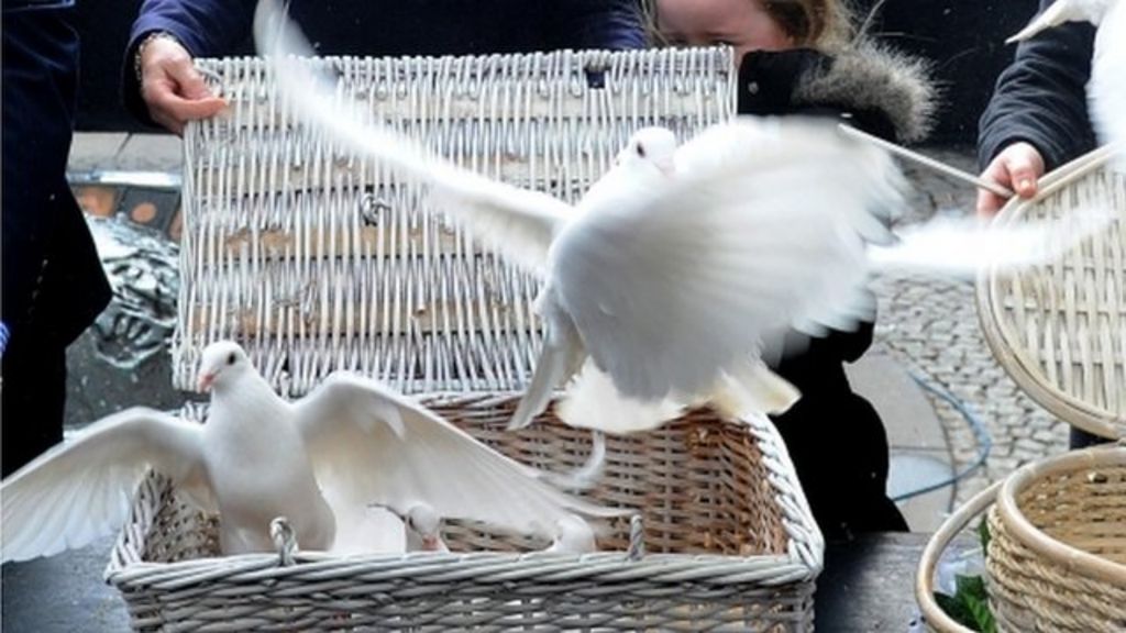 Warrington recalls IRA bombing 20 years on - BBC News