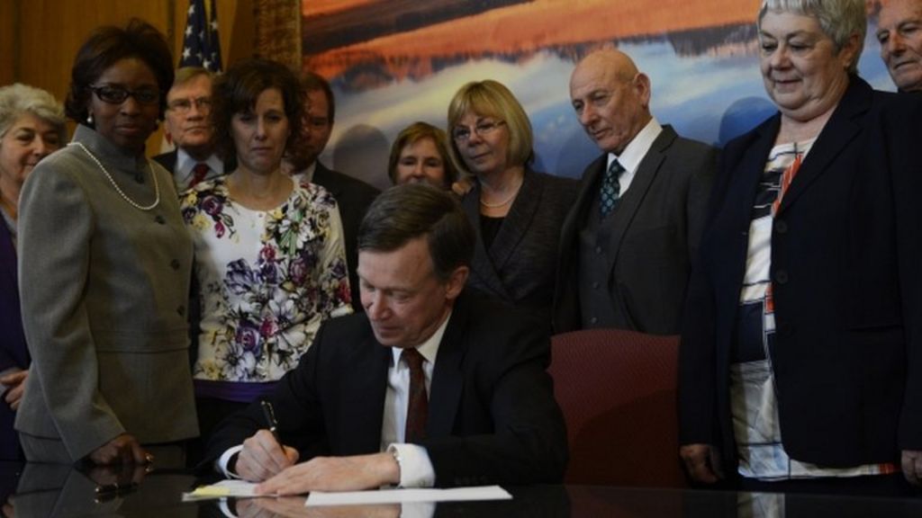 Colorado introduces landmark gun laws - BBC News