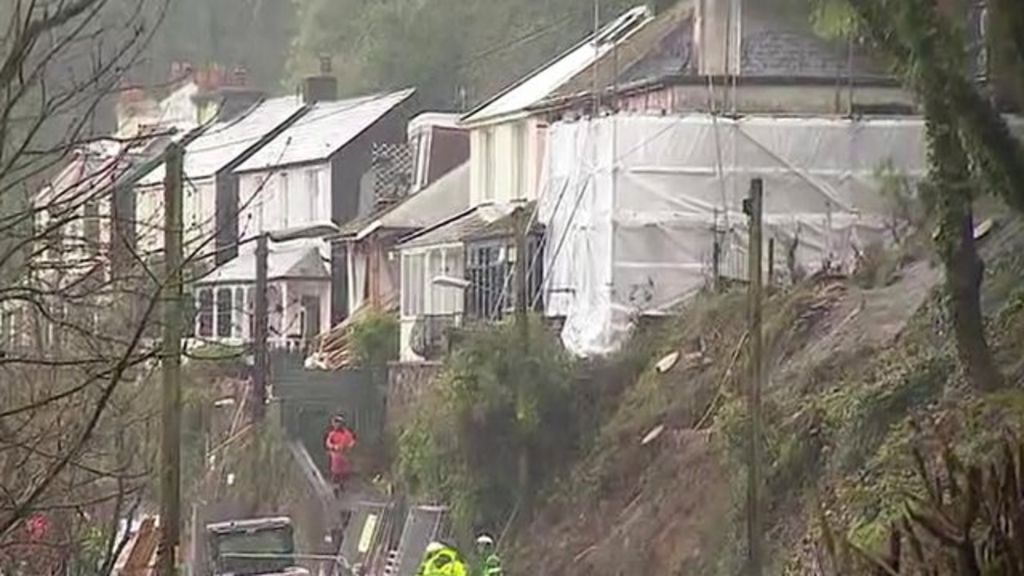 Cornwall landslide: Woman missing after house collapse - BBC News