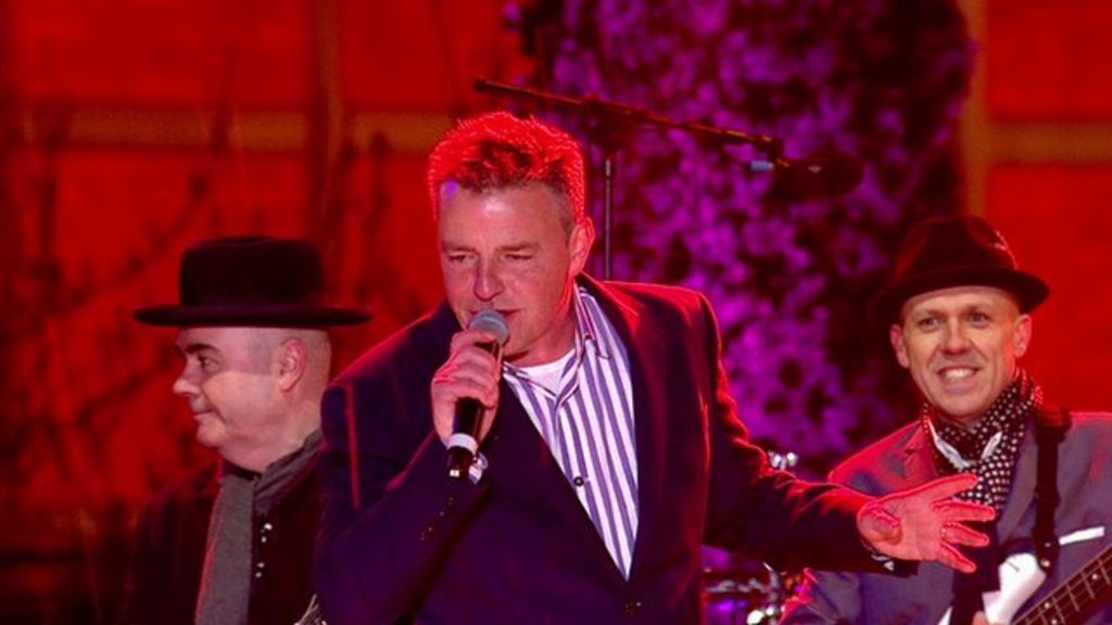 Madness perform Television Centre gig - BBC News