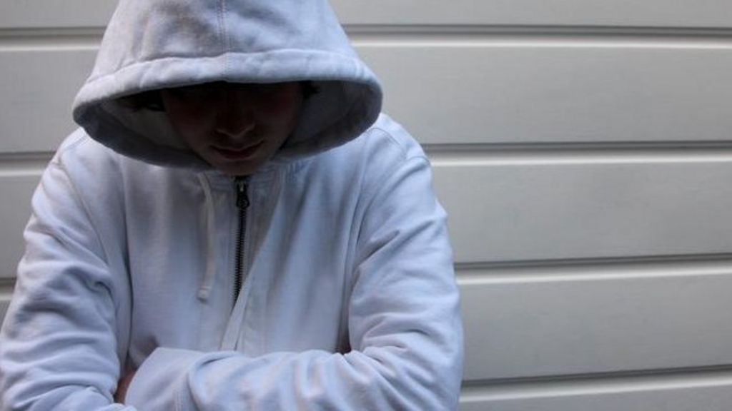 Boys suffering from low body image - BBC News