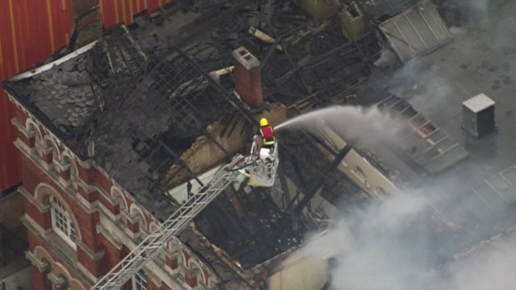 Firefighters tackle London museum fire - BBC News