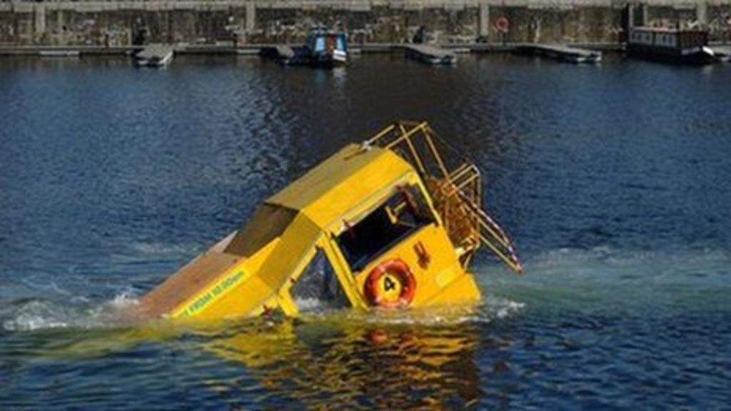 Yellow Duckmarine sinks in Albert Dock in Liverpool - BBC News