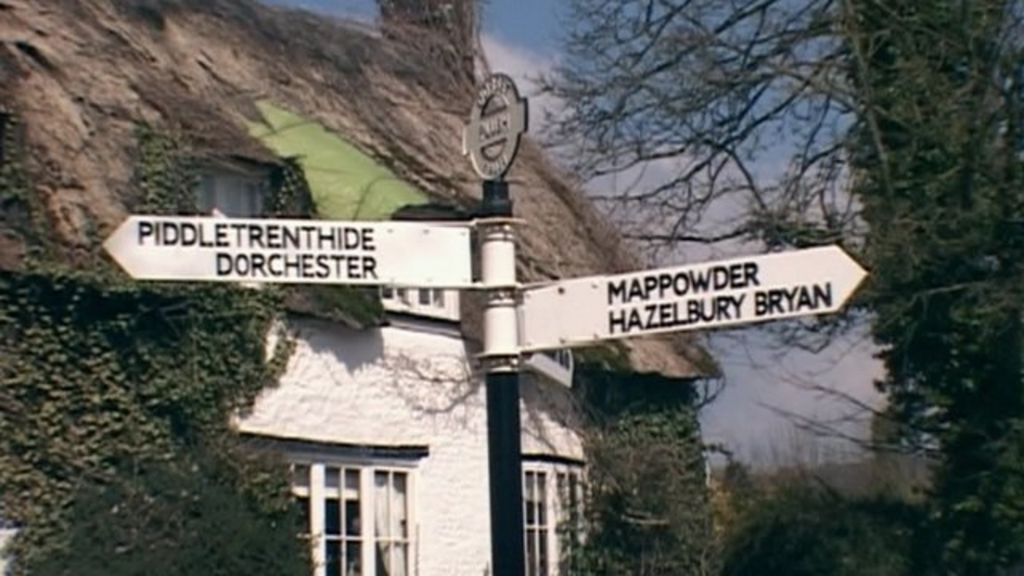 Dorset's traditional fingerpost signs saved - BBC News