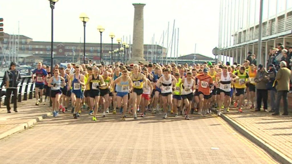 Hundreds join in Hartlepool Five Mile Race - BBC News