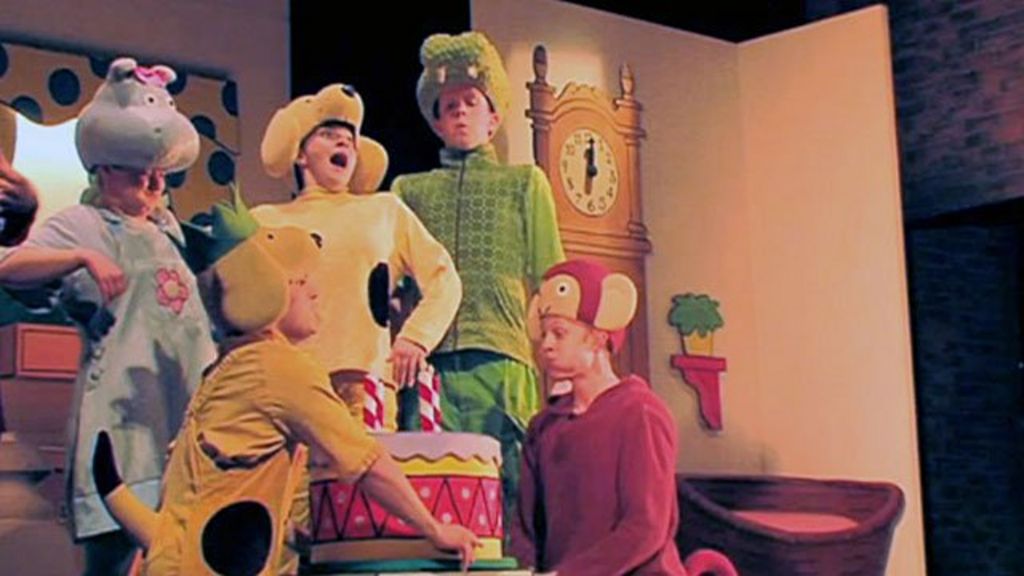'Relaxed' theatre for autistic children - BBC News