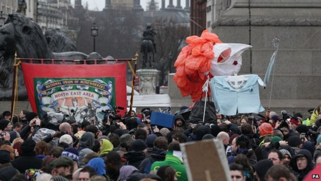 Hundreds attend anti-Thatcher protest in London - BBC News