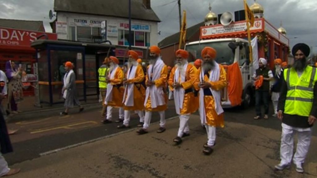 Hundreds join Wolverhampton Sikh Vaisakhi celebrations - BBC News