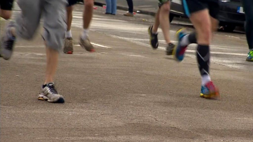 Brighton marathon runner collapses and dies - BBC News