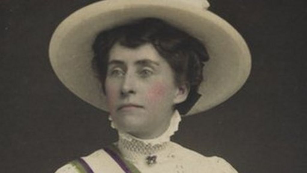 In pictures: Suffragettes capture the Monument - BBC News