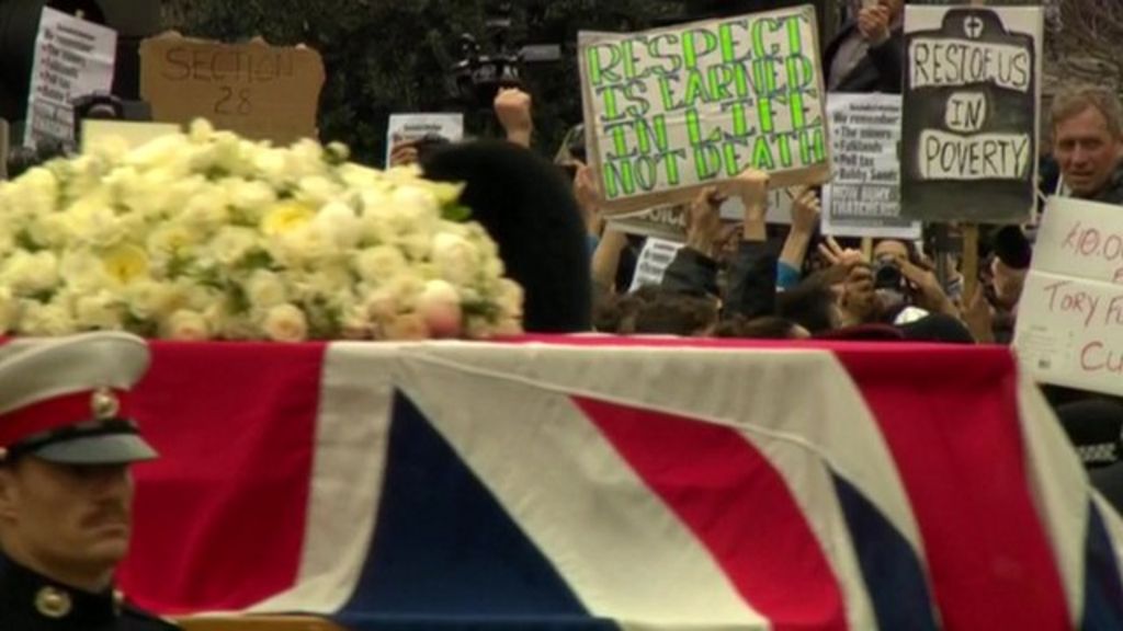 Protesters among crowds paying tribute to Baroness Thatcher - BBC News